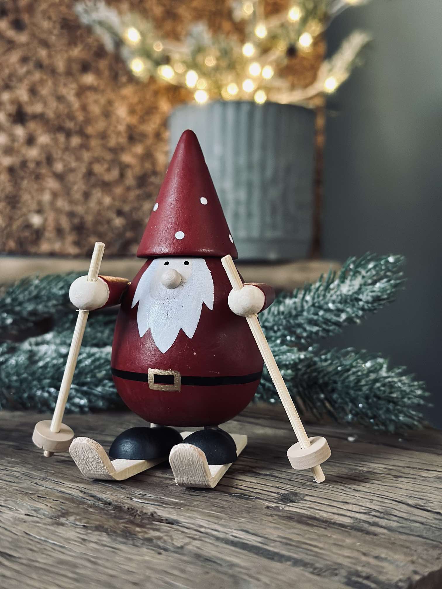 Julemand på ski - Small – Figur i træ – VIAMAJA