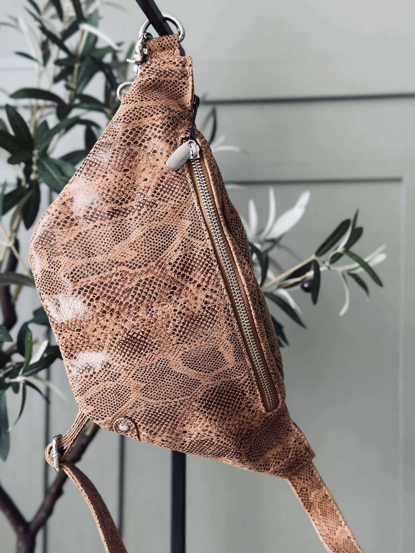Bumbag Aura - Snake | blød læderbæltetaske – VIAMAJA