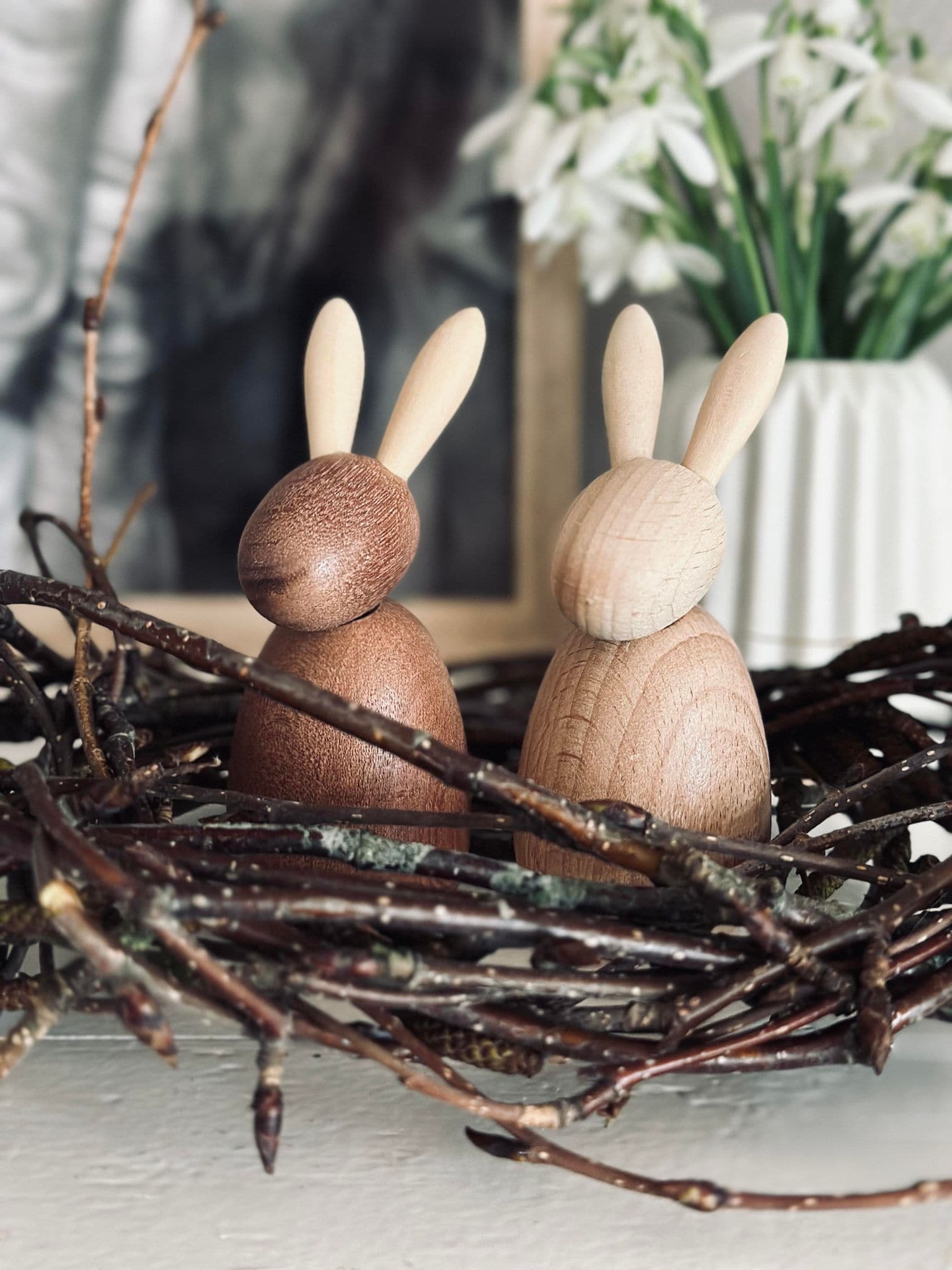 Kanin siddende – Sabeltræ – Mørk træfigur – VIAMAJA