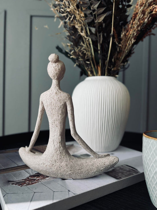 YOGA - White Lady No.4 – figur yoga i offwhite – VIAMAJA