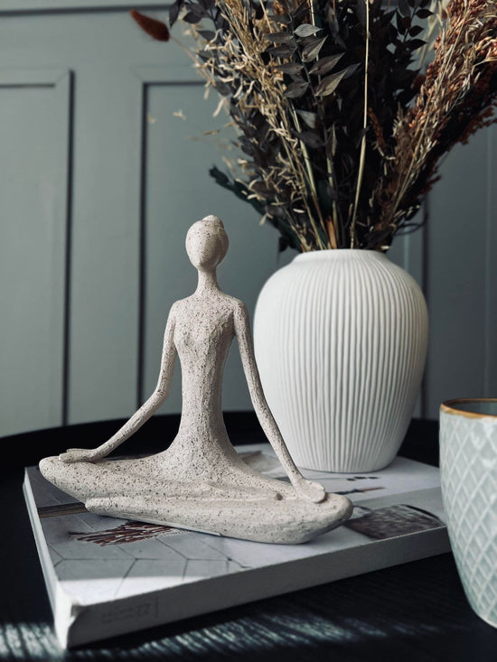 YOGA - White Lady No.4 – figur yoga i offwhite – VIAMAJA